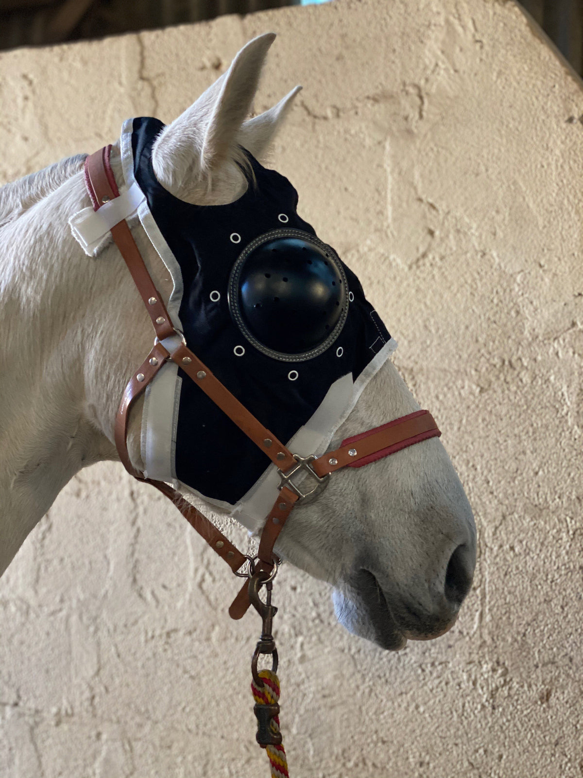 Masque cache-oeil unilatéral Equivet contre l'uvéite, l'ulcère - Equidiva